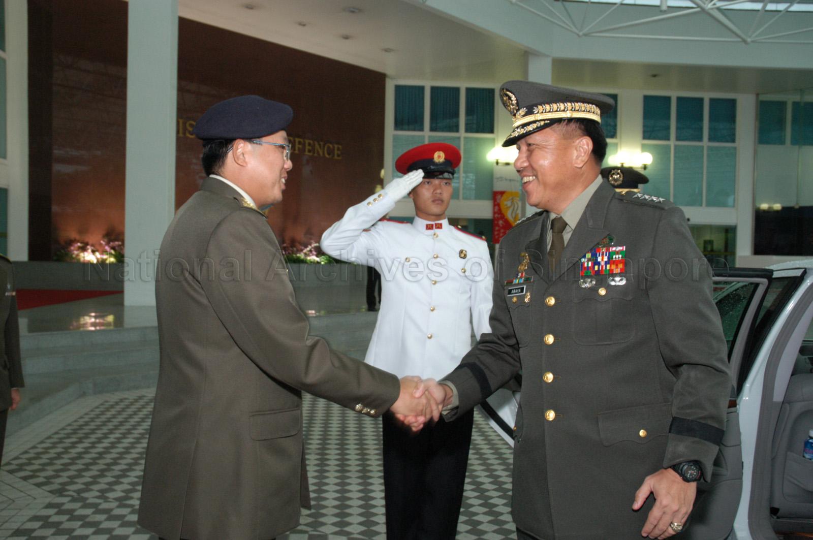 PHILIPPINE DEFENCE CHIEF MAKES INTRODUCTORY VISIT