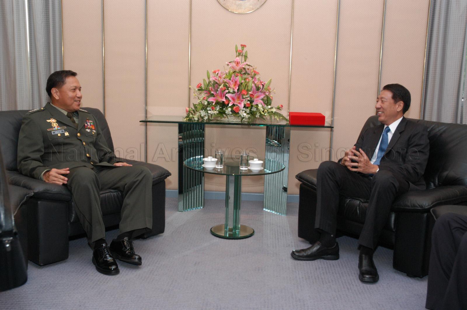 PHILIPPINE DEFENCE CHIEF MAKES INTRODUCTORY VISIT