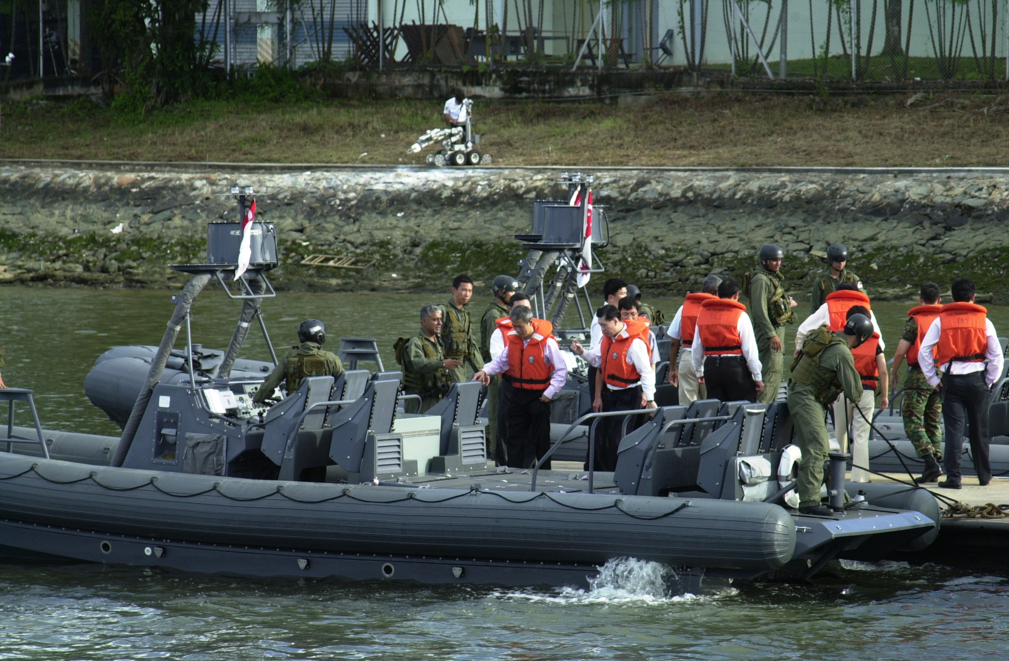 ACCORD MEMBERS AND UNION LEADERS VISIT NAVAL DIVING UNIT (PHOTOGRAPHS-1)