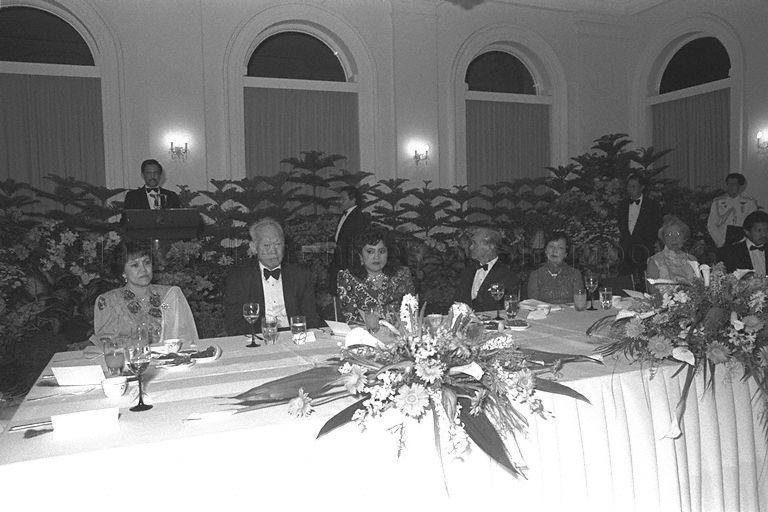 President Wee Kim Wee and Mrs Wee hosting a state dinner in