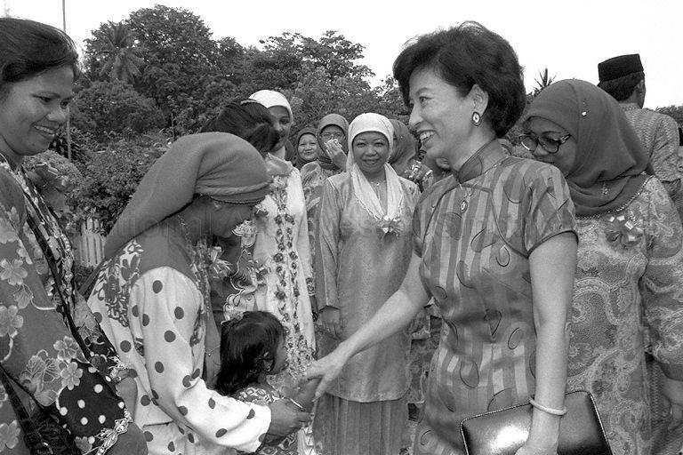 MRS ONG, WIFE OF PRESIDENT ONG TENG CHEONG ARRIVING FOR THE