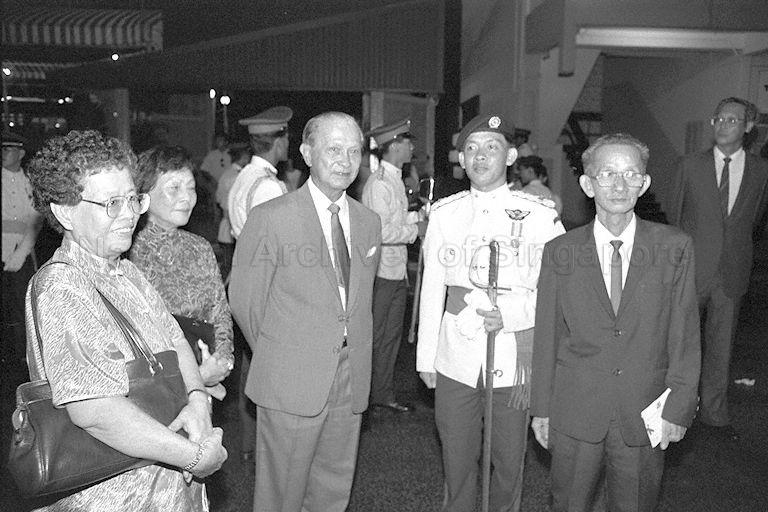 PRESIDENT AND MRS WEE KIM WEE POSE FOR PHOTOGRAPHS WITH