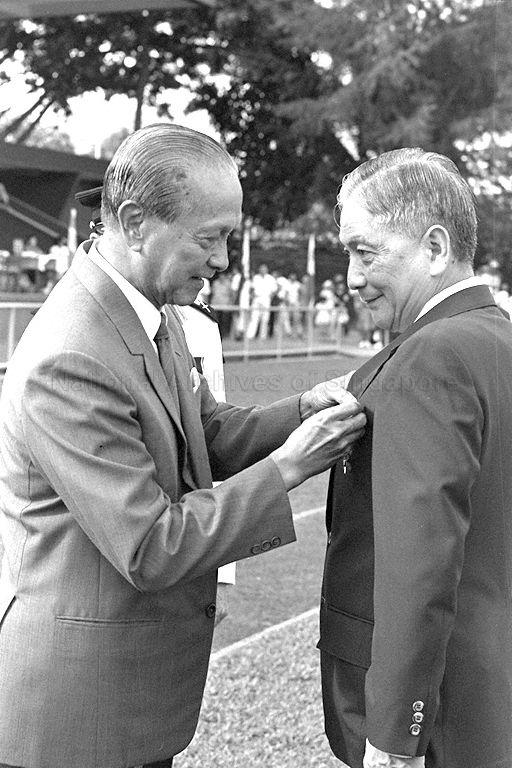 President Wee Kim Wee presenting award to recipient during
