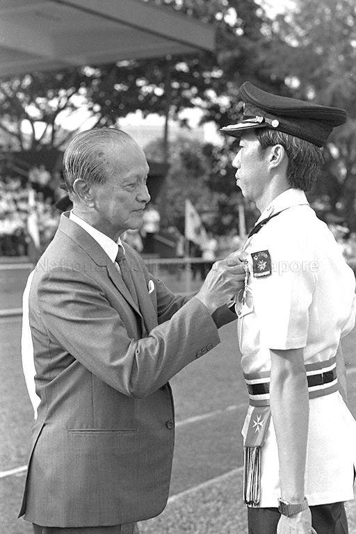 President Wee Kim Wee presenting award to recipient during