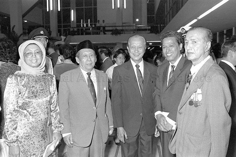 President Wee Kim Wee with award winner (right) and guests