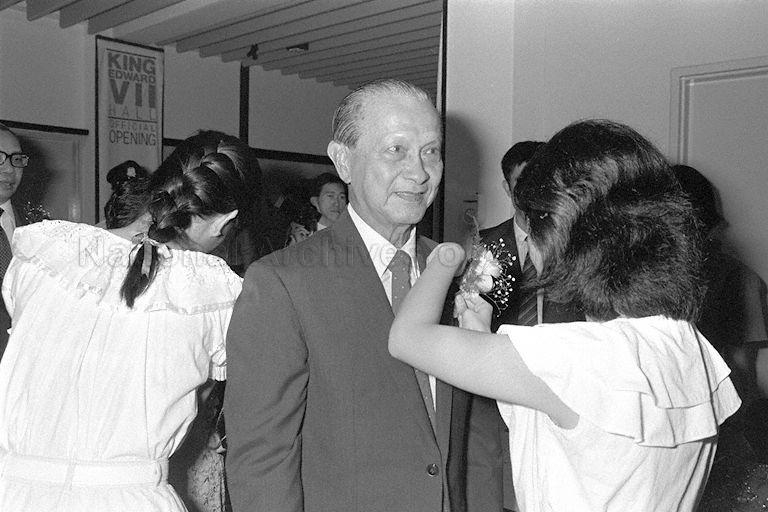 President Wee Kim Wee receiving a corsage on arrival at King