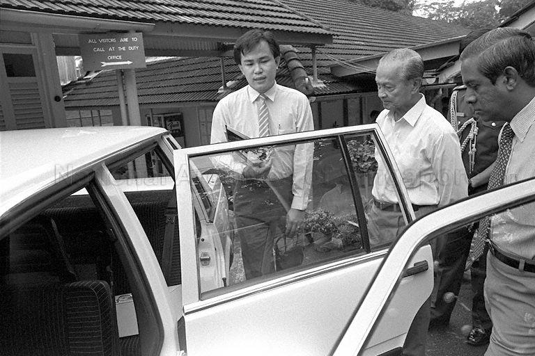 President Wee Kim Wee being briefed by official of Security