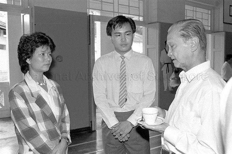President Wee Kim Wee talking with officials during tea