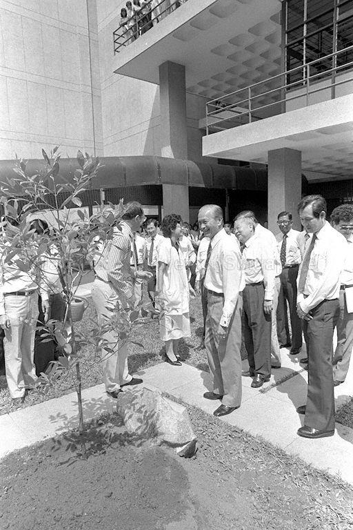 President Wee Kim Wee standing before the tembusu sapling he