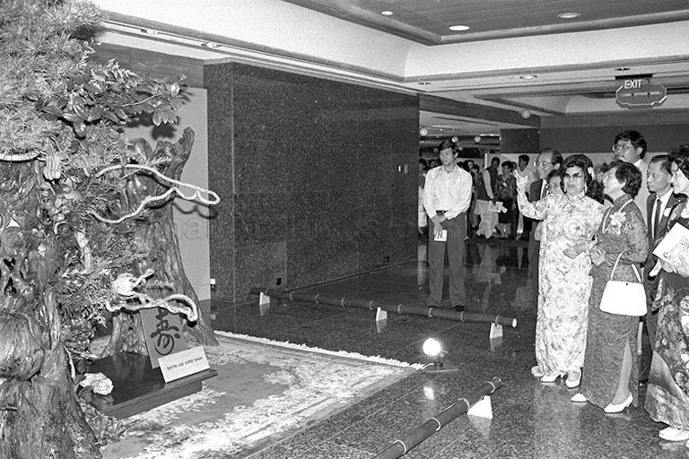 First Lady Mrs Wee Kim Wee appreciating ikebana (floral
