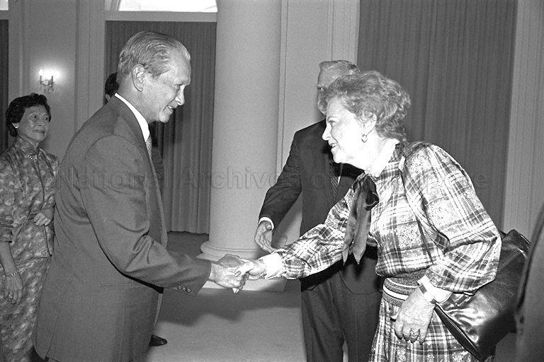 President Wee Kim Wee welcoming wife of United States