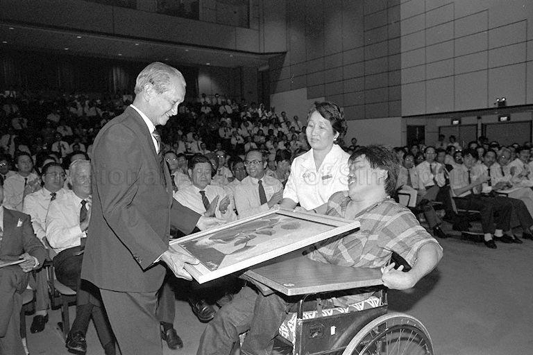 President Wee Kim Wee receiving a poster from Benjamin Tan