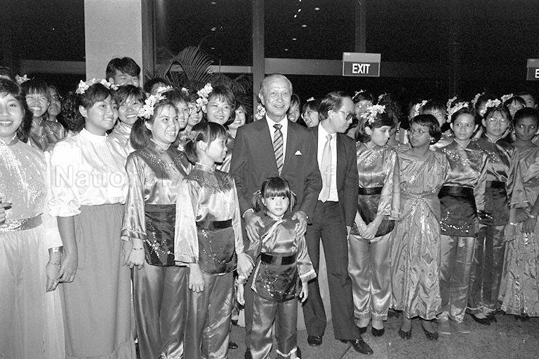 President Wee Kim Wee posing with performers for photography