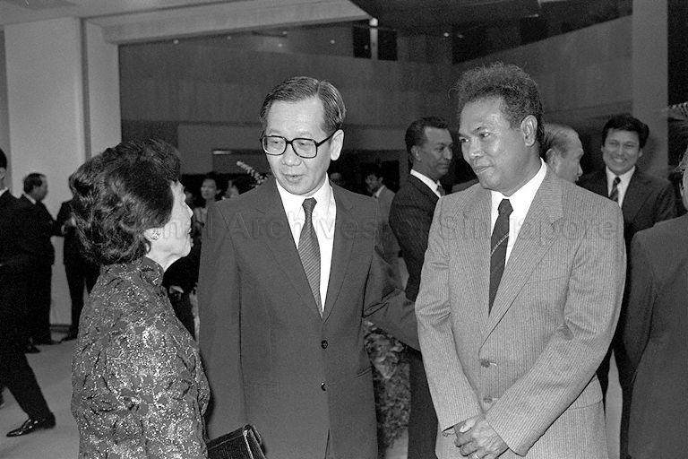 First Lady Mrs Wee Kim Wee talking to National University of