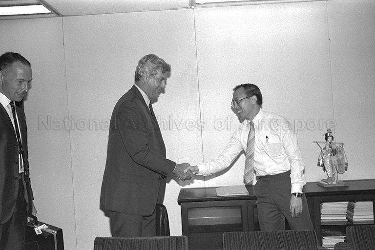 Officials from United Kingdom and Singapore exchanging