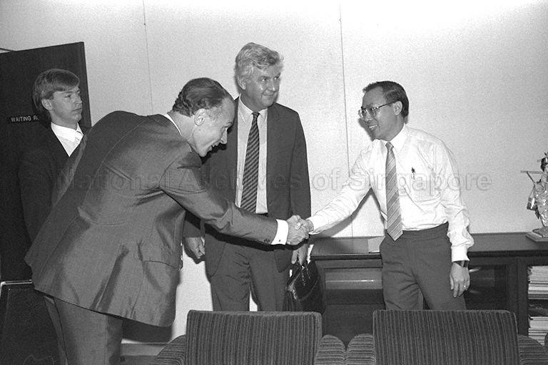 Officials from United Kingdom and Singapore exchanging