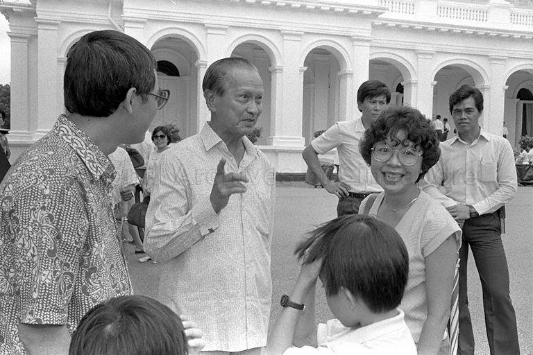 President Wee Kim Wee chatting with a family during Istana