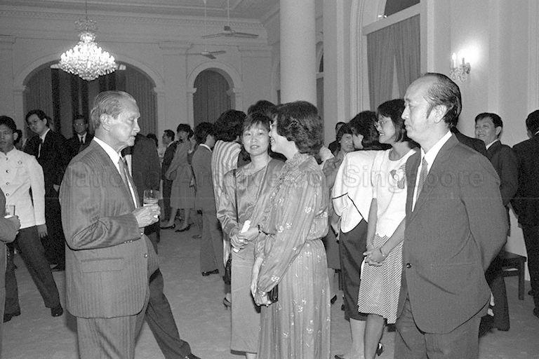 President Wee Kim Wee in conversation with 1986 Schools