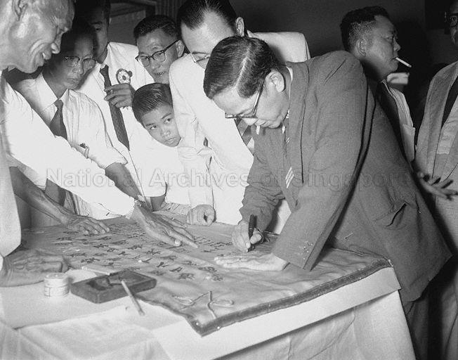 Chief Minister Lim Yew Hock signing the guest book during