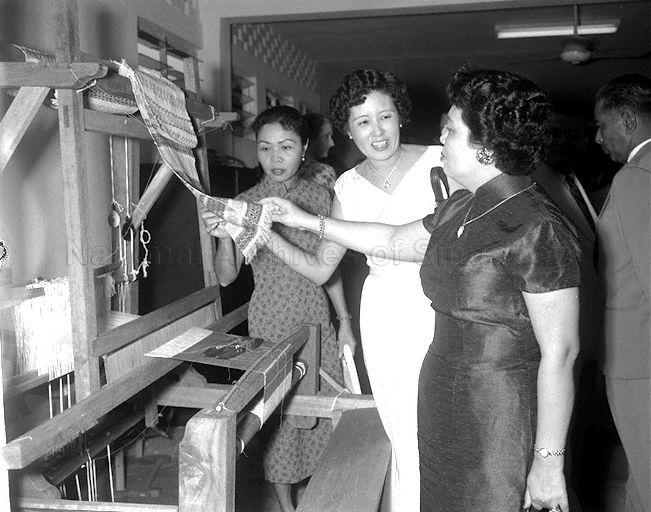 Wife of Chief Minister Mrs Lim Yew Hock (right) viewing