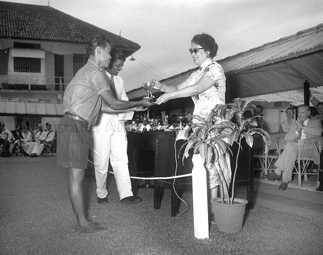 Wife of Chief Minister, Mrs Lim Yew Hock presenting prize to