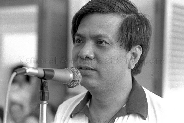 A resident from Boon Lay constituency posing a query at the