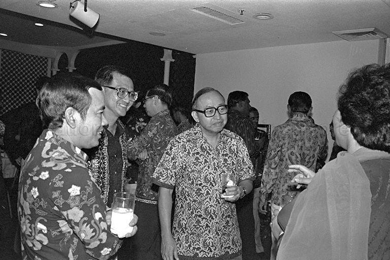 Minister for National Development Teh Cheang Wan (centre)