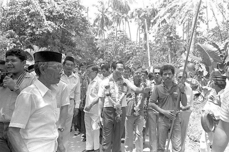 Minister without Portfolio Lim Chee Onn visits residents of