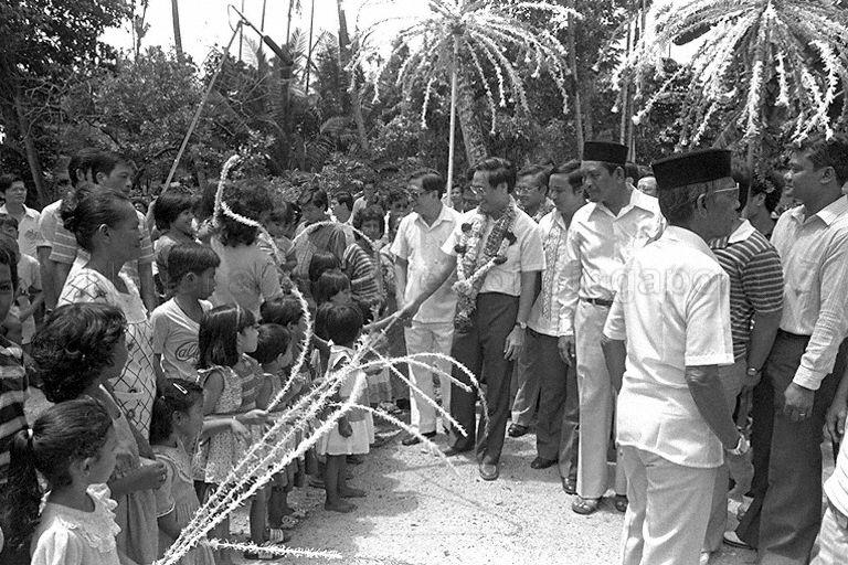Minister without Portfolio Lim Chee Onn visits residents of