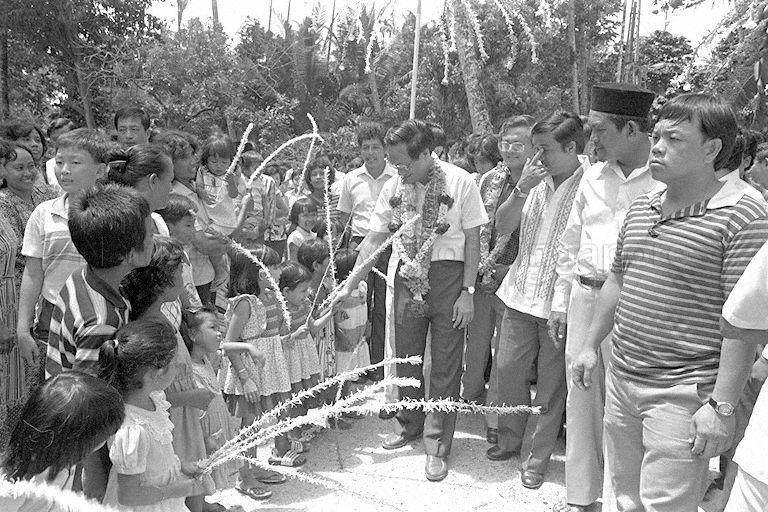 Minister without Portfolio Lim Chee Onn visits residents of