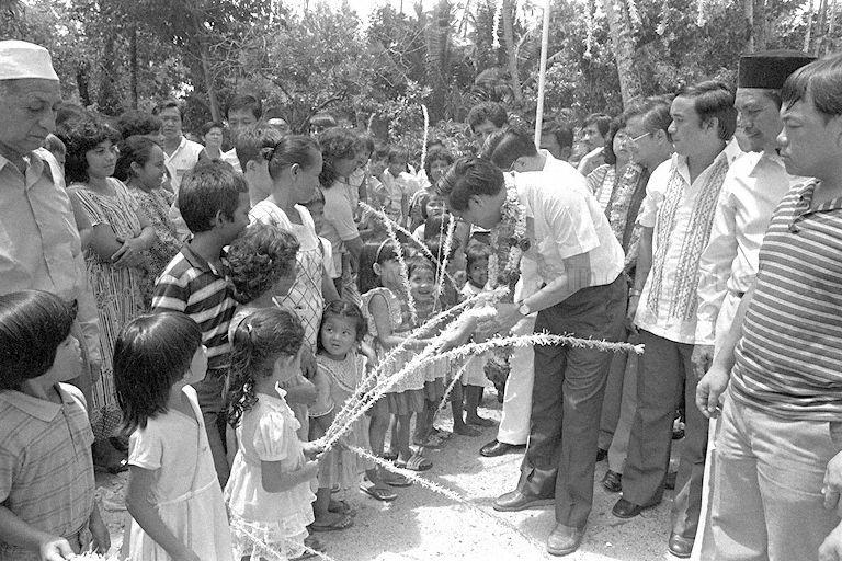 Minister without Portfolio Lim Chee Onn visits residents of