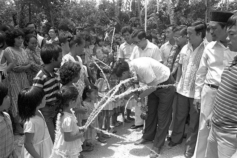 Minister without Portfolio Lim Chee Onn visits residents of
