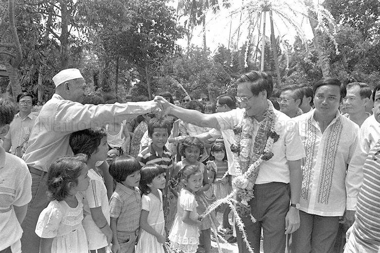 Minister without Portfolio Lim Chee Onn visits residents of