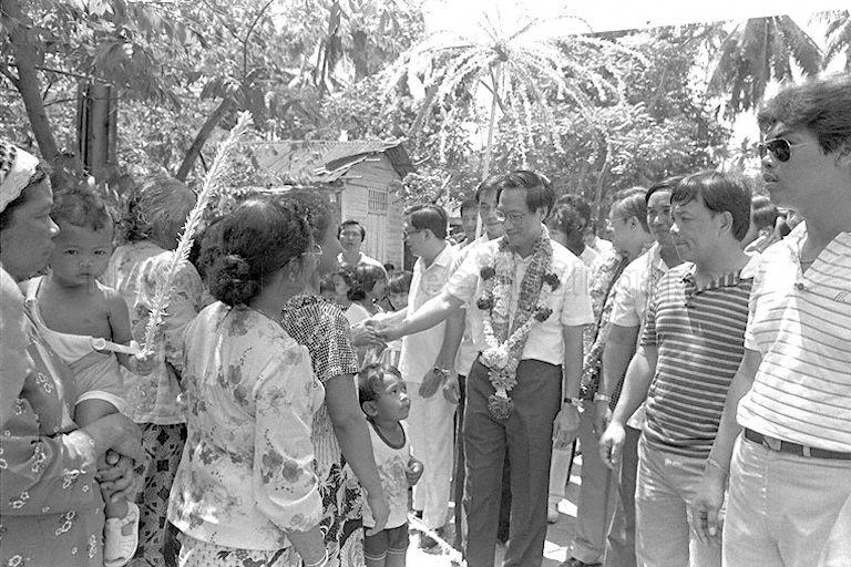 Minister without Portfolio Lim Chee Onn visits residents of