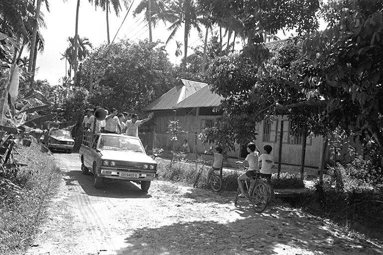 Minister without Portfolio Lim Chee Onn visiting residents