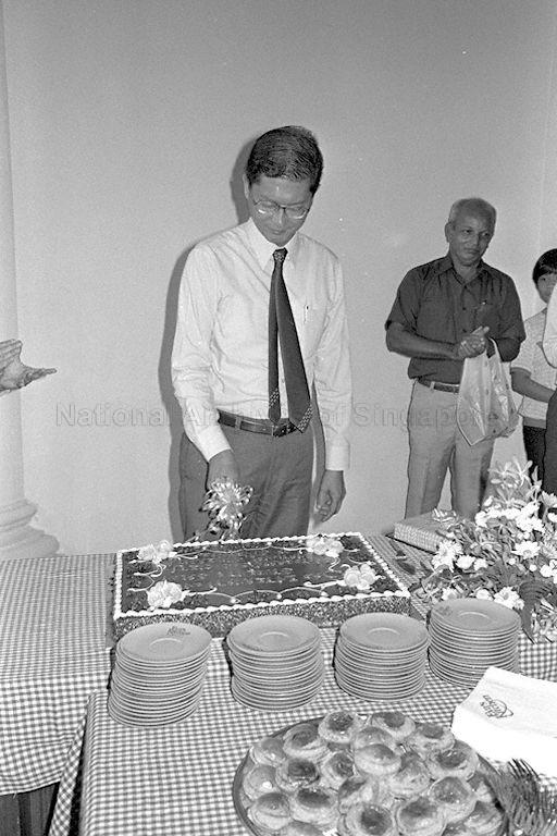Minister of State for Education Dr Tay Eng Soon cutting a