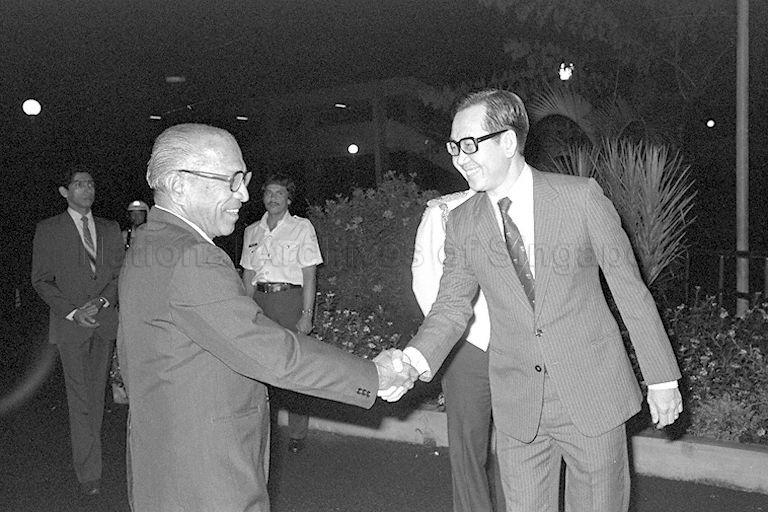 Vice-Chancellor Professor Lim Pin greeting President Devan