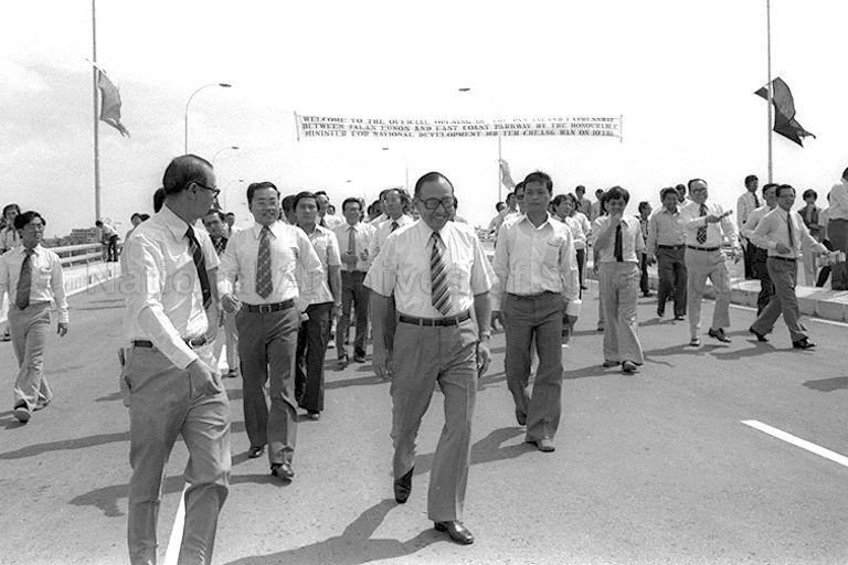 Minister for National Development Teh Cheang Wan (centre)