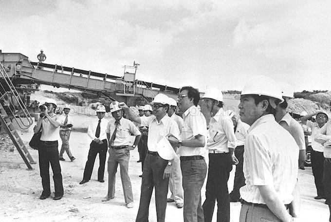 Minister for National Development Teh Cheang Wan (pointing)