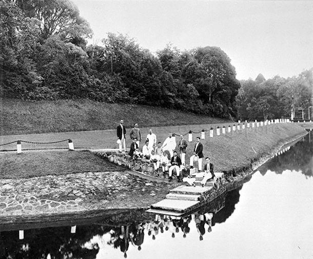 Group photograph of Dr Lim Boon Keng, Lim Nee Soon, Teo Eng
