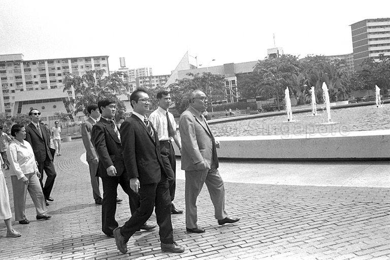 Chinese Foreign Trade Minister Li Qiang (right) and his