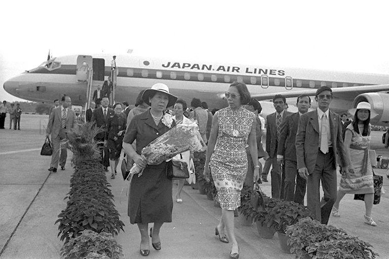 Mrs Lee Kuan Yew receiving Mrs Mie Fukuda, wife of Japanese
