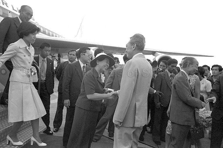 Prime Minister Lee Kuan Yew welcoming Mrs Mie Fukuda, wife