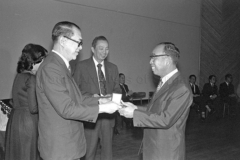 Minister for Finance Hon Sui Sen presenting Jurong Town