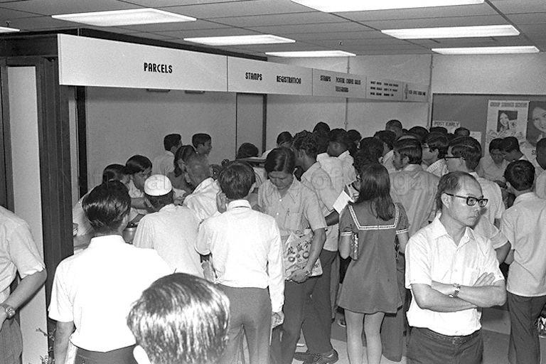 Crowd of users at Colombo Post Office at Colombo Court