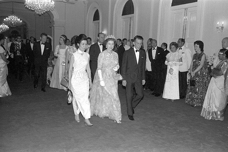 Queen Elizabeth II, accompanied by President and Mrs