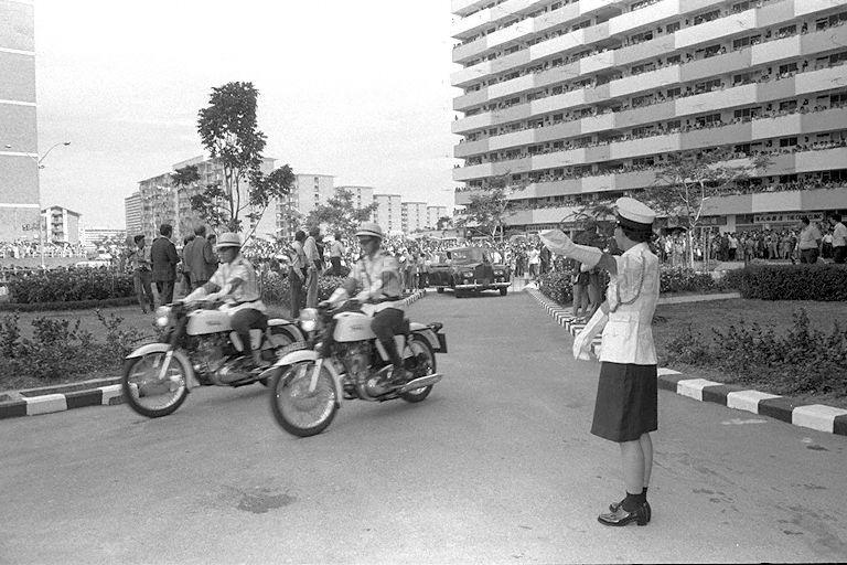 Motorcade of Queen Elizabeth II arriving at Block 53 Toa