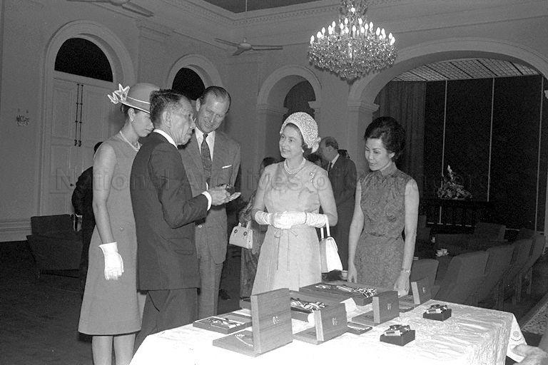 President Benjamin Sheares presenting gifts to Queen