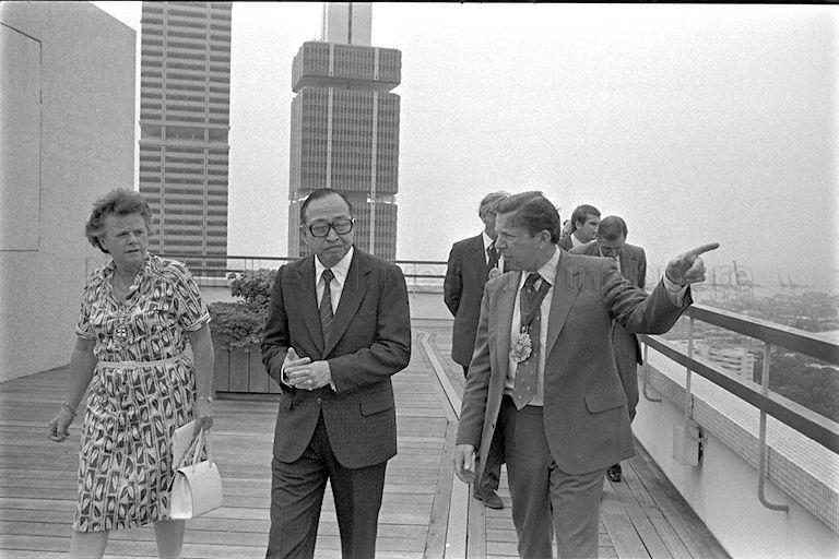 Minister for National Development Teh Cheang Wan (centre)