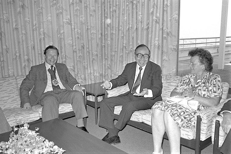 Minister for National Development Teh Cheang Wan (centre)